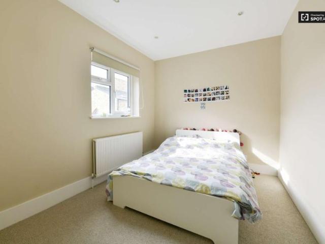 6 Bedroom Shared Living/roommate London London 103615425