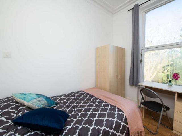 6 Bedroom Shared Living/roommate London London 103697019