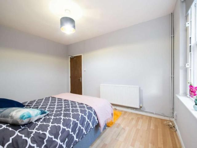 6 Bedroom Shared Living/roommate London London 103697011