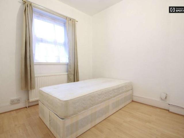 6 Bedroom Shared Living/roommate London London 103742454