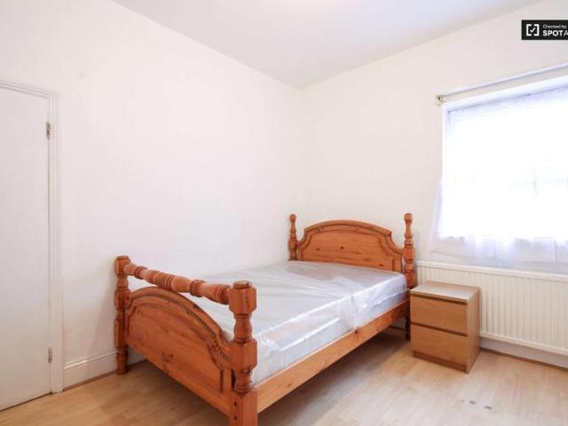 6 Bedroom Shared Living/roommate London London 103742455