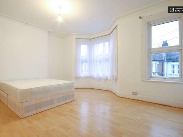 6 Bedroom Shared Living/roommate London London 103742450