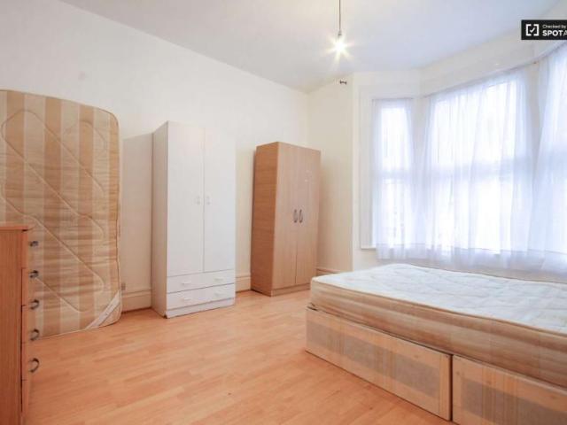 6 Bedroom Shared Living/roommate London London 103742451