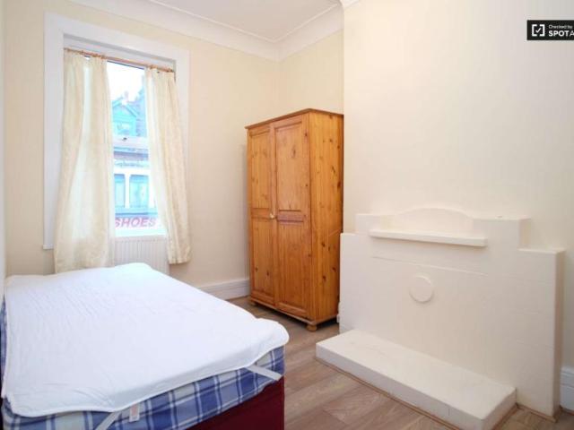 6 Bedroom Shared Living/roommate London London 103742462