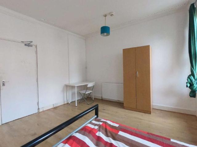 6 Bedroom Shared Living/roommate London London 103772755