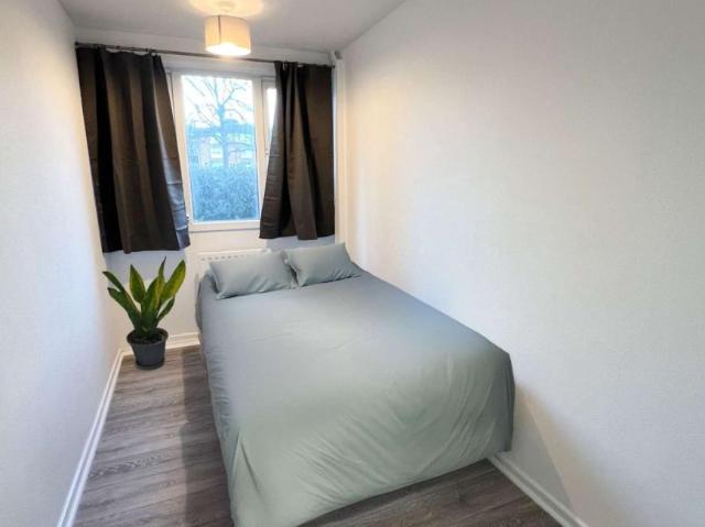 6 Bedroom Shared Living/roommate London London 103803461