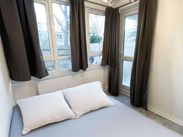6 Bedroom Shared Living/roommate London London 103803463