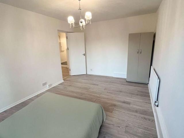 6 Bedroom Shared Living/roommate London London 103803504