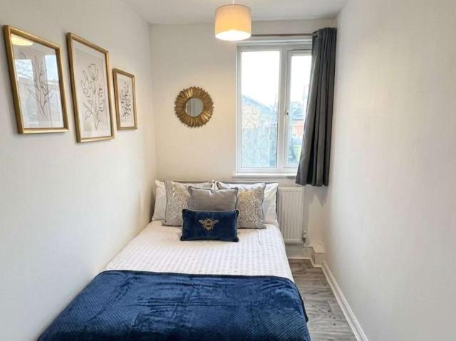 6 Bedroom Shared Living/roommate London London 103803516