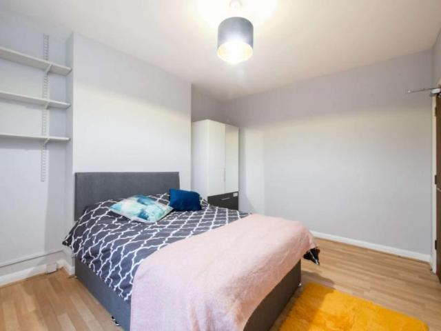 6 Bedroom Shared Living/roommate London London 103962208