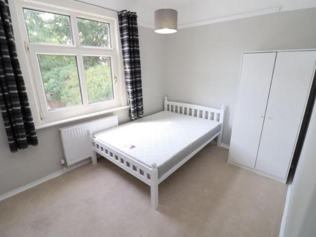 6 Bedroom Shared Living/roommate London London 90559433