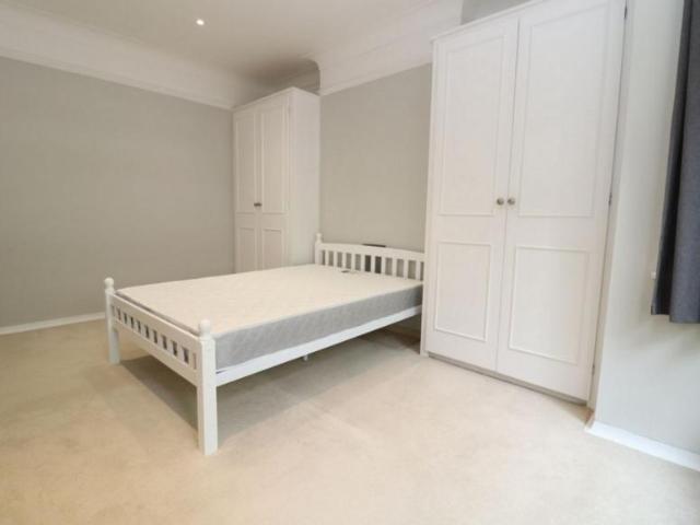 6 Bedroom Shared Living/roommate London London 90559524