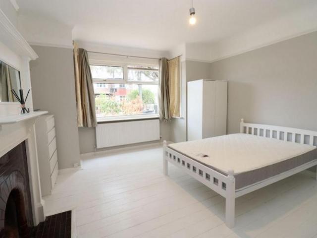 6 Bedroom Shared Living/roommate London London 90559526