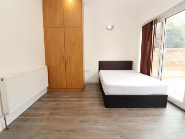 6 Bedroom Shared Living/roommate London London 90559594