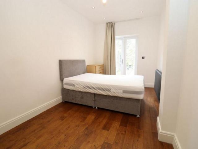 6 Bedroom Shared Living/roommate London London 90559608