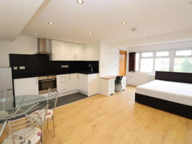 6 Bedroom Shared Living/roommate London London 90559614