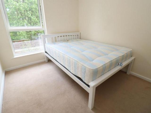 6 Bedroom Shared Living/roommate London London 90559641