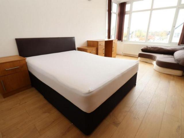 6 Bedroom Shared Living/roommate London London 90559643