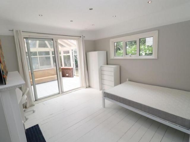 6 Bedroom Shared Living/roommate London London 90559657