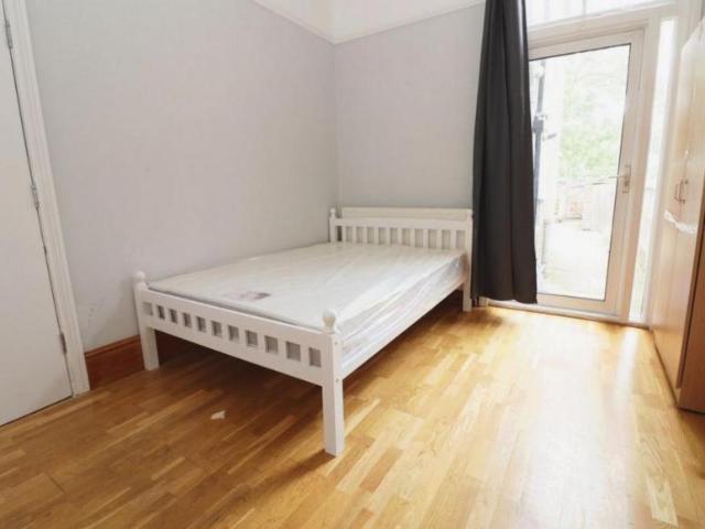 6 Bedroom Shared Living/roommate London London 90559758