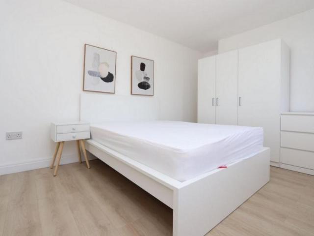 6 Bedroom Shared Living/roommate London London 90559768
