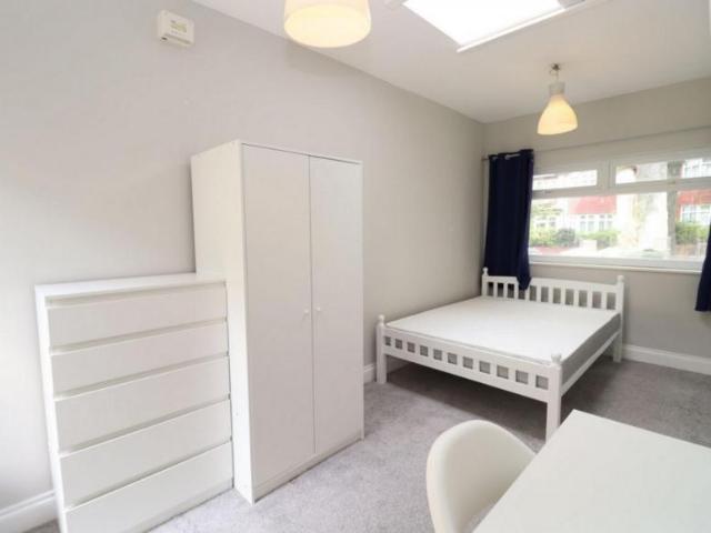 6 Bedroom Shared Living/roommate London London 90559786