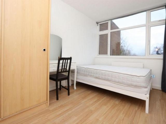 6 Bedroom Shared Living/roommate London London 90559787