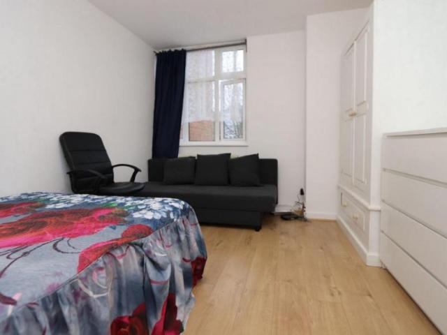 6 Bedroom Shared Living/roommate London London 90559789