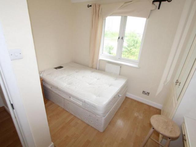 6 Bedroom Shared Living/roommate London London 90559824