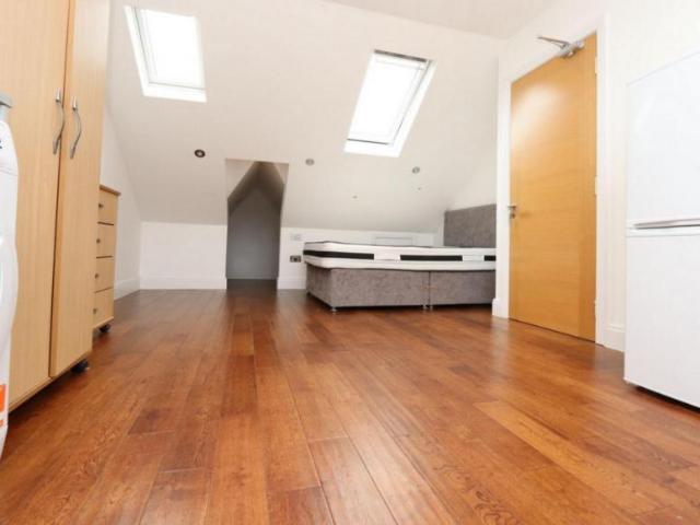 6 Bedroom Shared Living/roommate London London 90559857