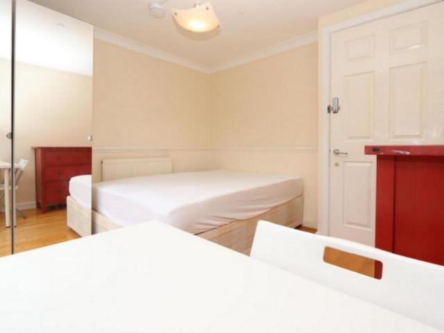 6 Bedroom Shared Living/roommate London London 90559875