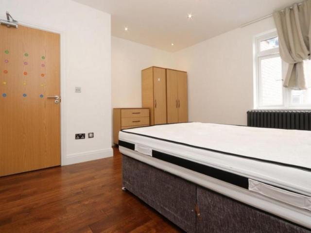 6 Bedroom Shared Living/roommate London London 90559880