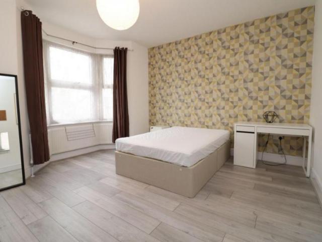 6 Bedroom Shared Living/roommate London London 90559924