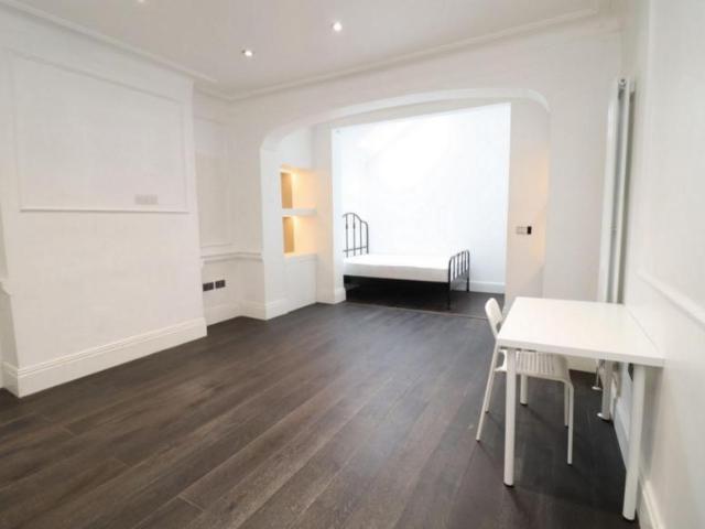 6 Bedroom Shared Living/roommate London London 90559972