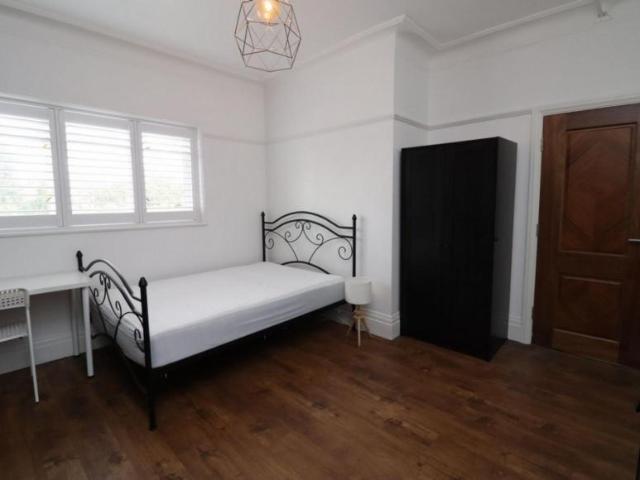 6 Bedroom Shared Living/roommate London London 90559976
