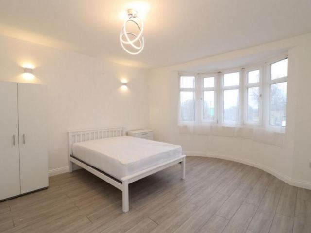 6 Bedroom Shared Living/roommate London London 90559996