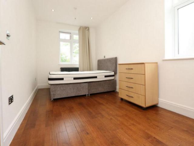 6 Bedroom Shared Living/roommate London London 90559262