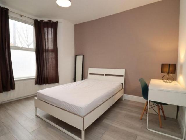 6 Bedroom Shared Living/roommate London London 90559281