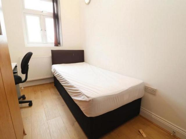 6 Bedroom Shared Living/roommate London London 90559365
