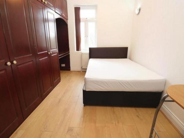 6 Bedroom Shared Living/roommate London London 90559379