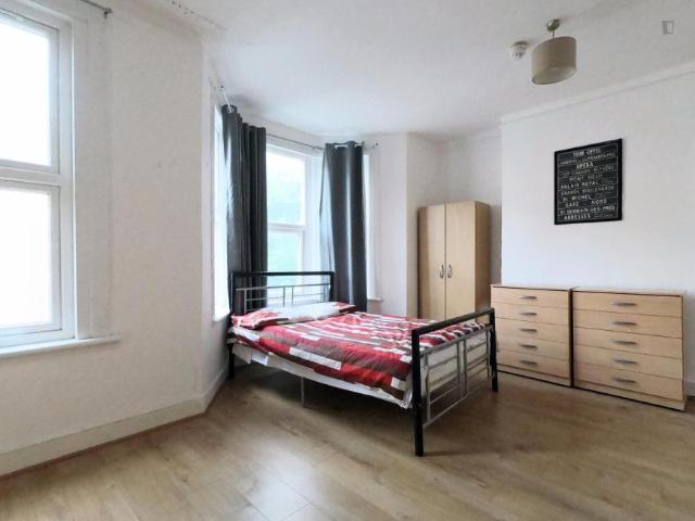 6 Bedroom Shared Living/roommate London London 90560453