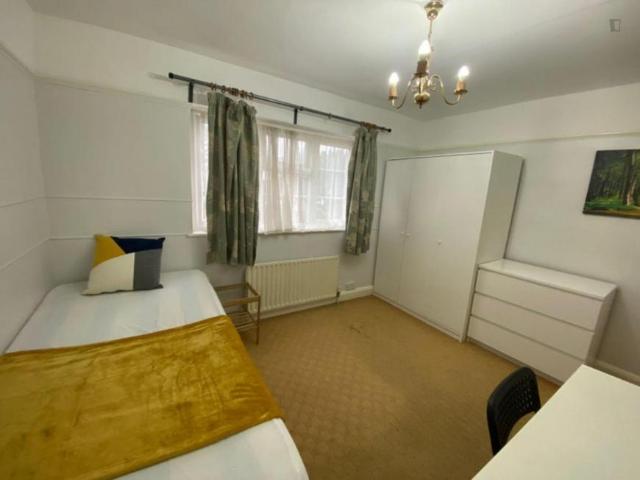 6 Bedroom Shared Living/roommate London London 90560714