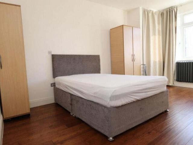 6 Bedroom Shared Living/roommate London London 90560060