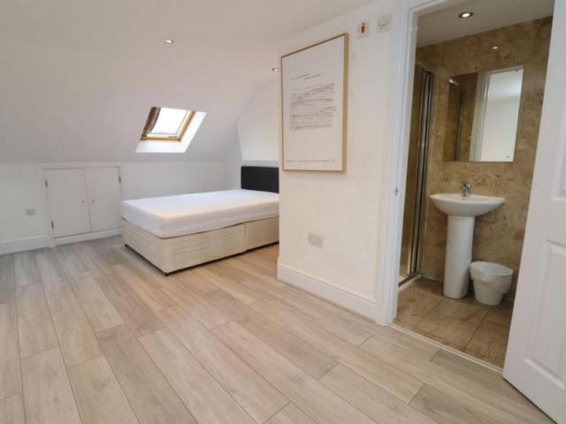 6 Bedroom Shared Living/roommate London London 90560193
