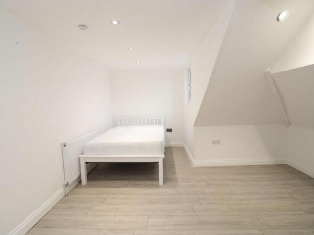 6 Bedroom Shared Living/roommate London London 90560210