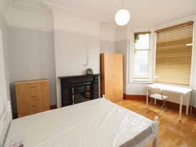 6 Bedroom Shared Living/roommate London London 90560274