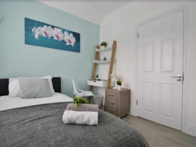 6 Bedroom Shared Living/roommate London London 90561492