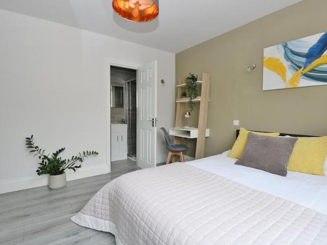 6 Bedroom Shared Living/roommate London London 90562433