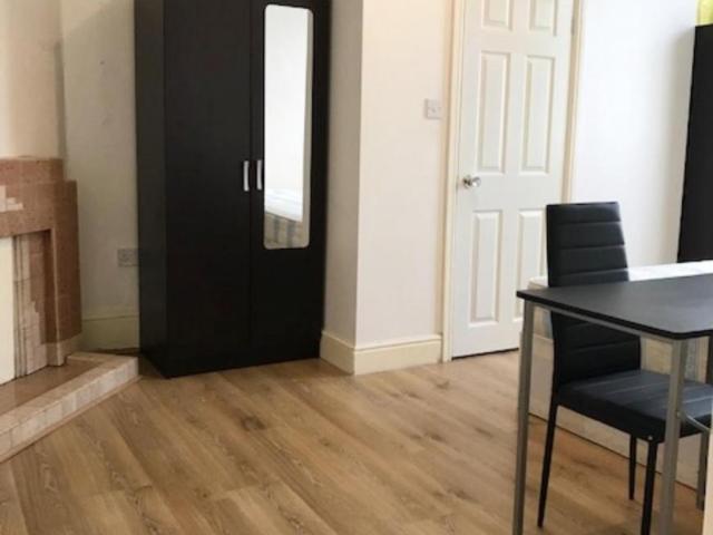 6 Bedroom Shared Living/roommate London London 90562438