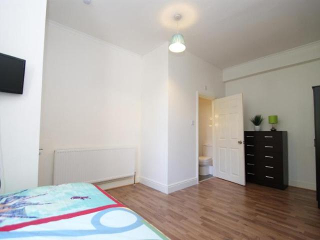6 Bedroom Shared Living/roommate London London 90562457